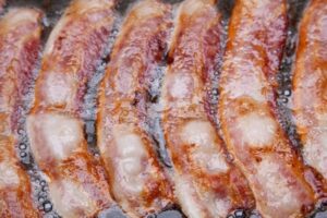 A Complete Guide On How To Tell If Bacon Is Cooked? - Simple Home ...